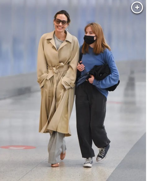 Angelina Jolie And Daughter Vivienne 15 Share Laughter At Jfk Airport